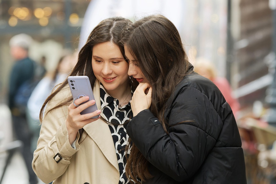 Girls Casual Smartphone Free Photo On Pixabay Pixabay