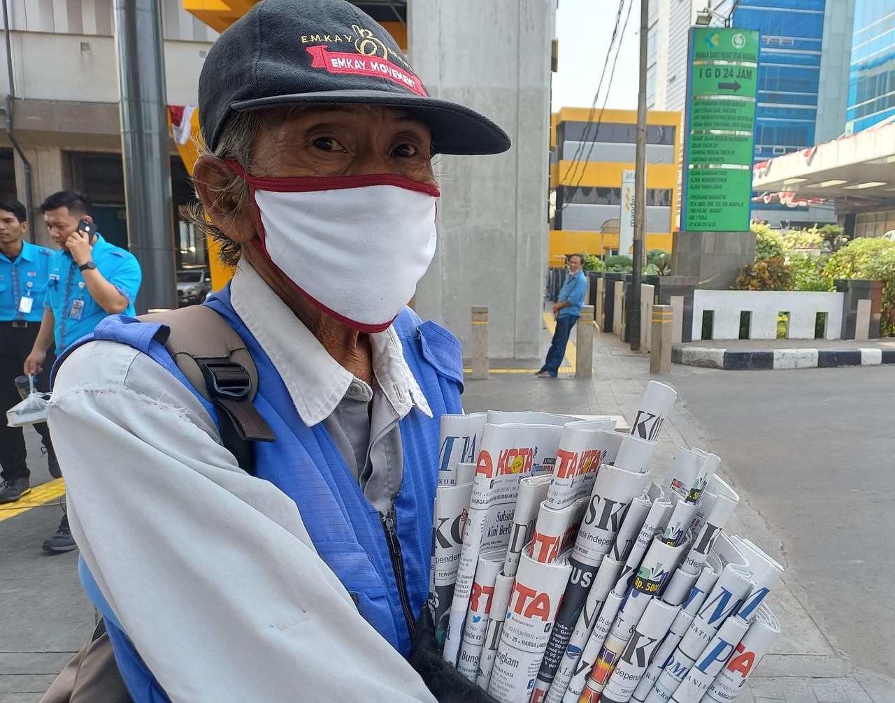 Newspaper Seller Looking For A - Free photo on Pixabay - Pixabay