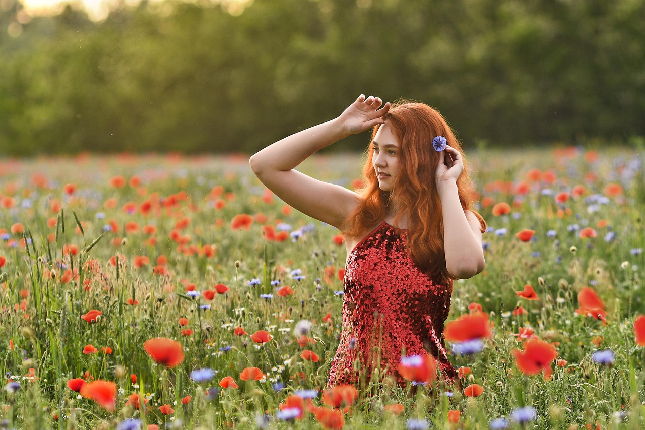 Jeune Femme Fleurs Sur Le Terrain - Photo gratuite sur Pixabay - Pixabay