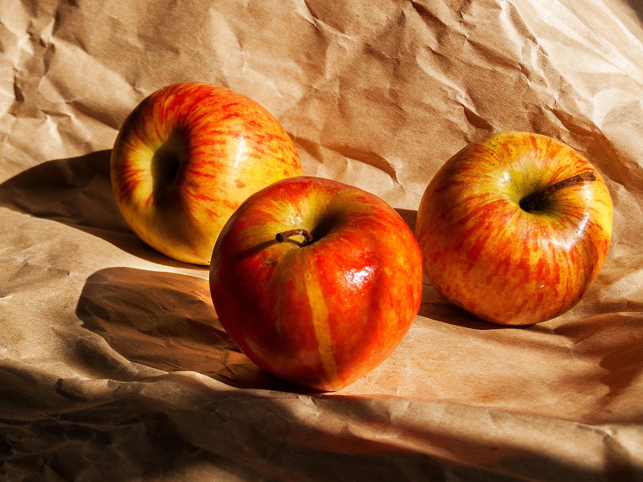 Apple Three Apples Red Background - Free photo on Pixabay