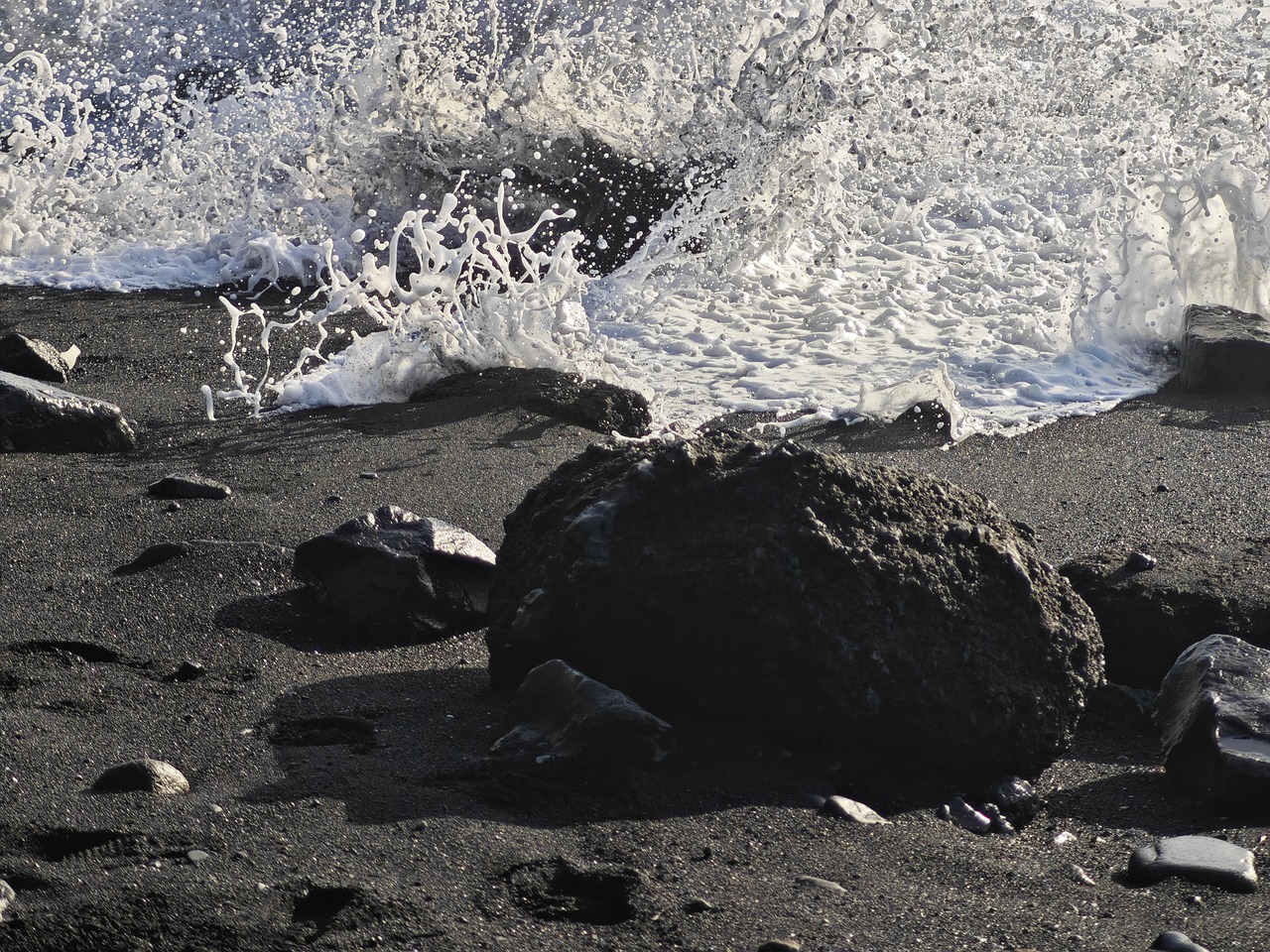 Plage Noir Sable Mer - Photo gratuite sur Pixabay