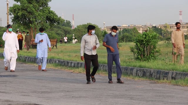 People Walking On Street Videos: Download 4,975+ Free 4K & HD Stock ...