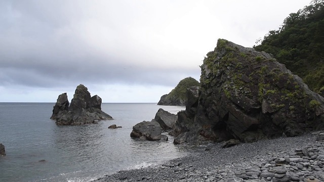 海滩 海洋 奇怪的石头 - Free video on Pixabay